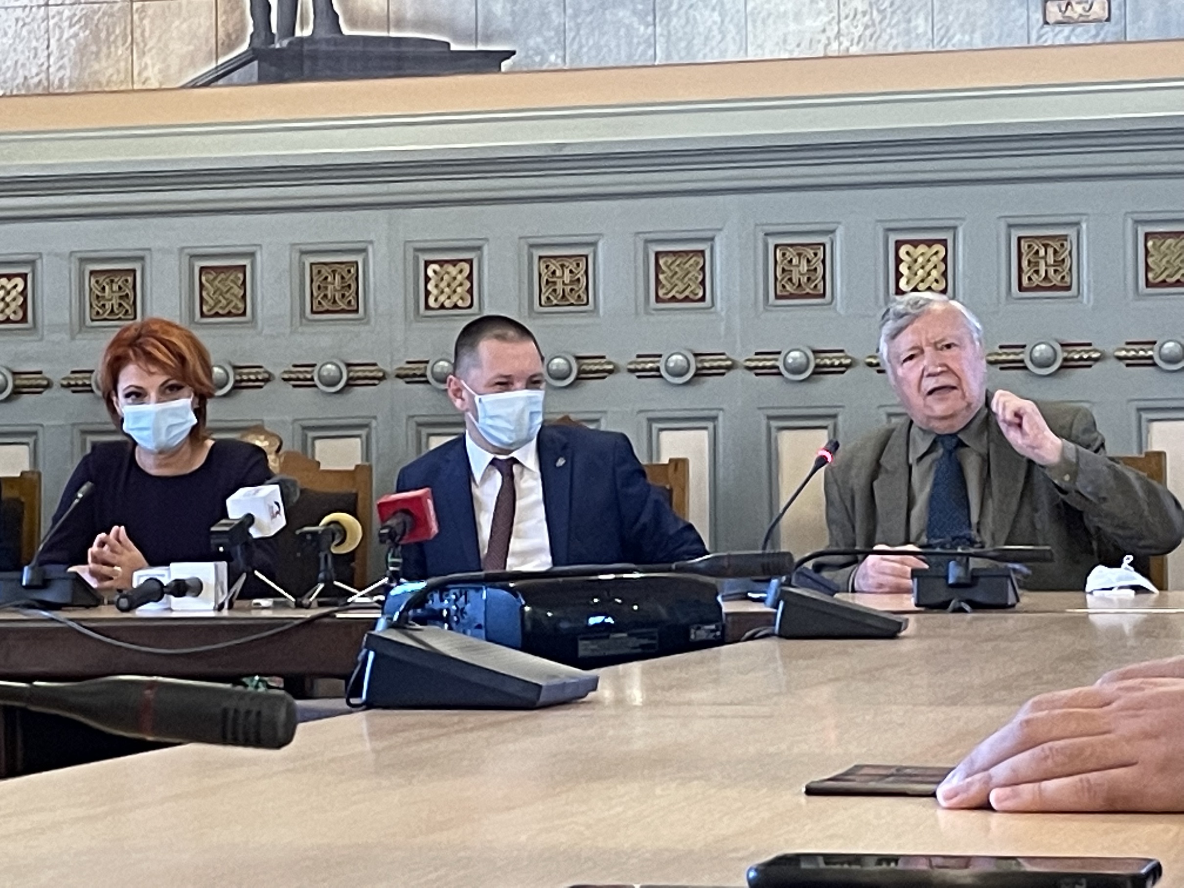 Aeroportul craiovean se va numi George Constantinescu