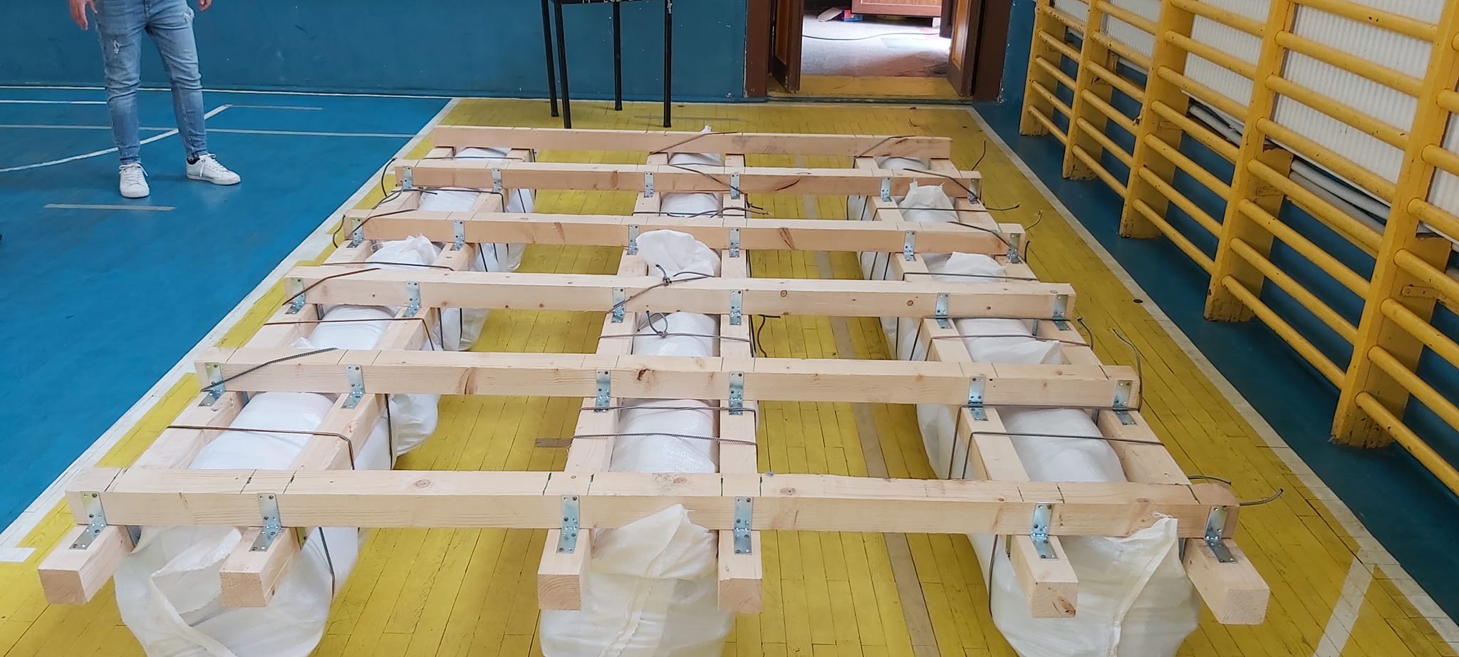 Cursă cu plute din PET-uri pe lacul de la Hanul Doctorului