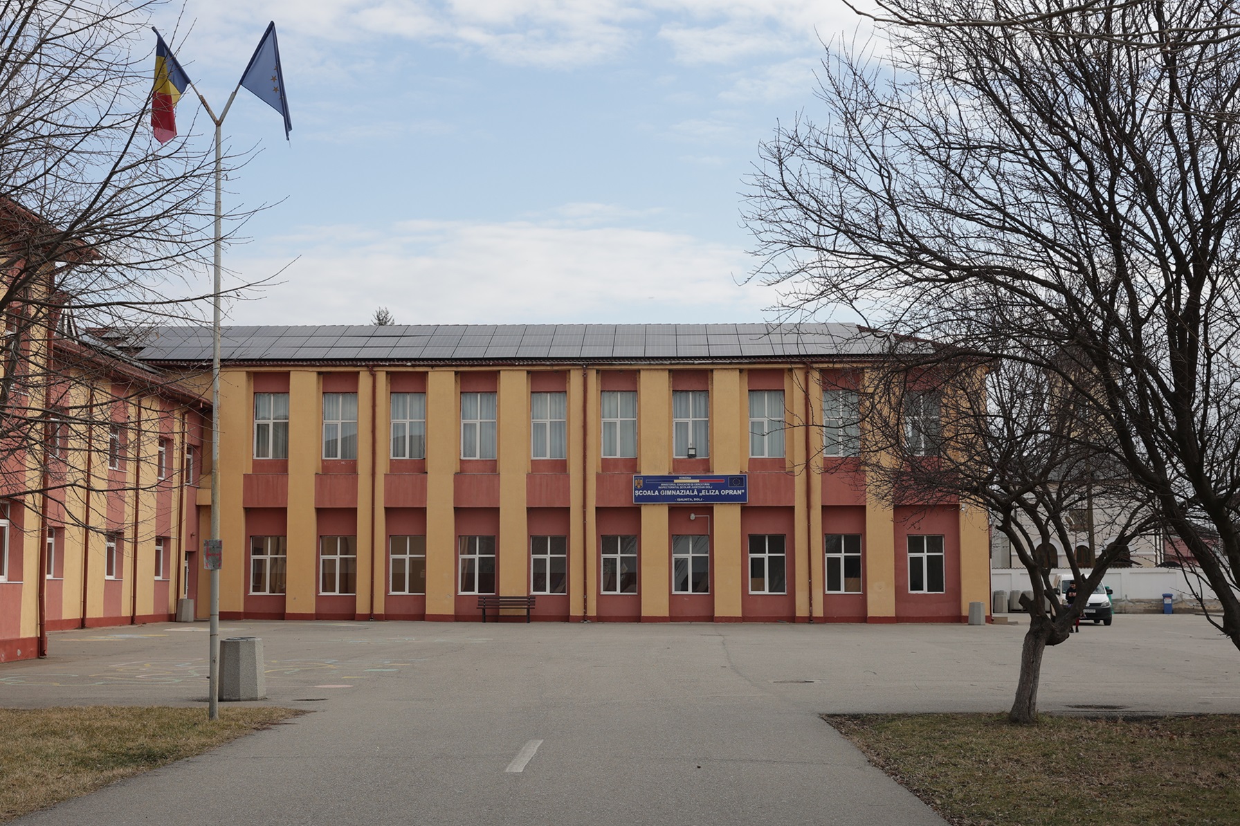 Ișalnița: Cea mai mare centrală fotovoltaică instalată într-o școală ...